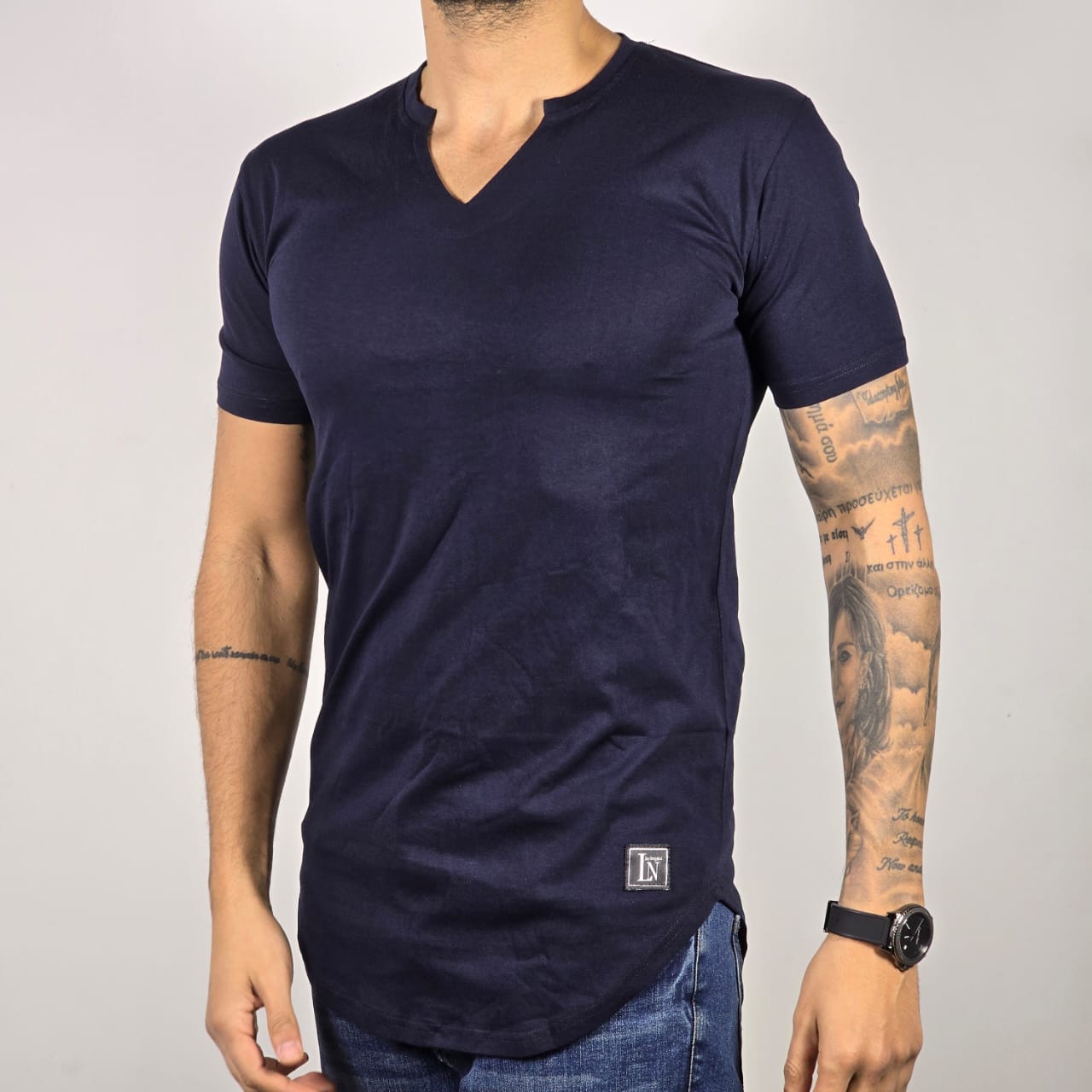 𝐂𝐮𝐫𝐯𝐞𝐝 𝐫𝐨𝐮𝐧𝐝 𝐕-𝐧𝐞𝐜𝐤 – LEVIN