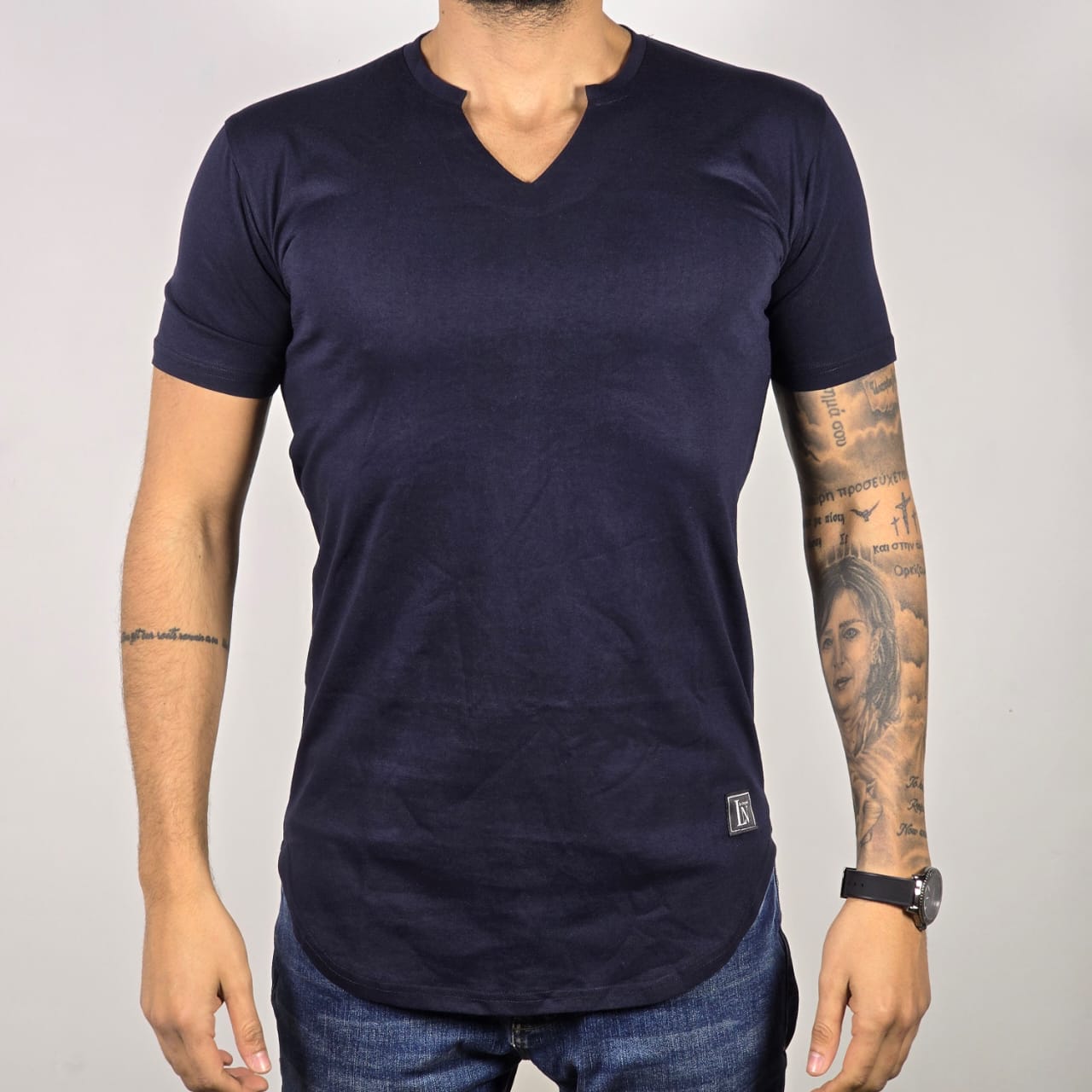 𝐂𝐮𝐫𝐯𝐞𝐝 𝐫𝐨𝐮𝐧𝐝 𝐕-𝐧𝐞𝐜𝐤 – LEVIN